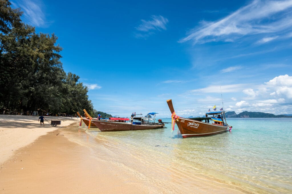 Koh Ngai (Koh Hai): Anreise, Strände, Touren & Unterkunft